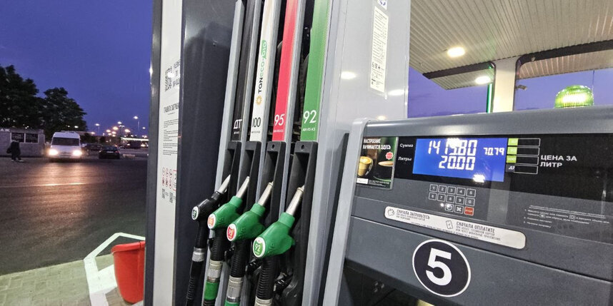 На заправках "Татнефти" в Петербурге ввели лимиты Metro